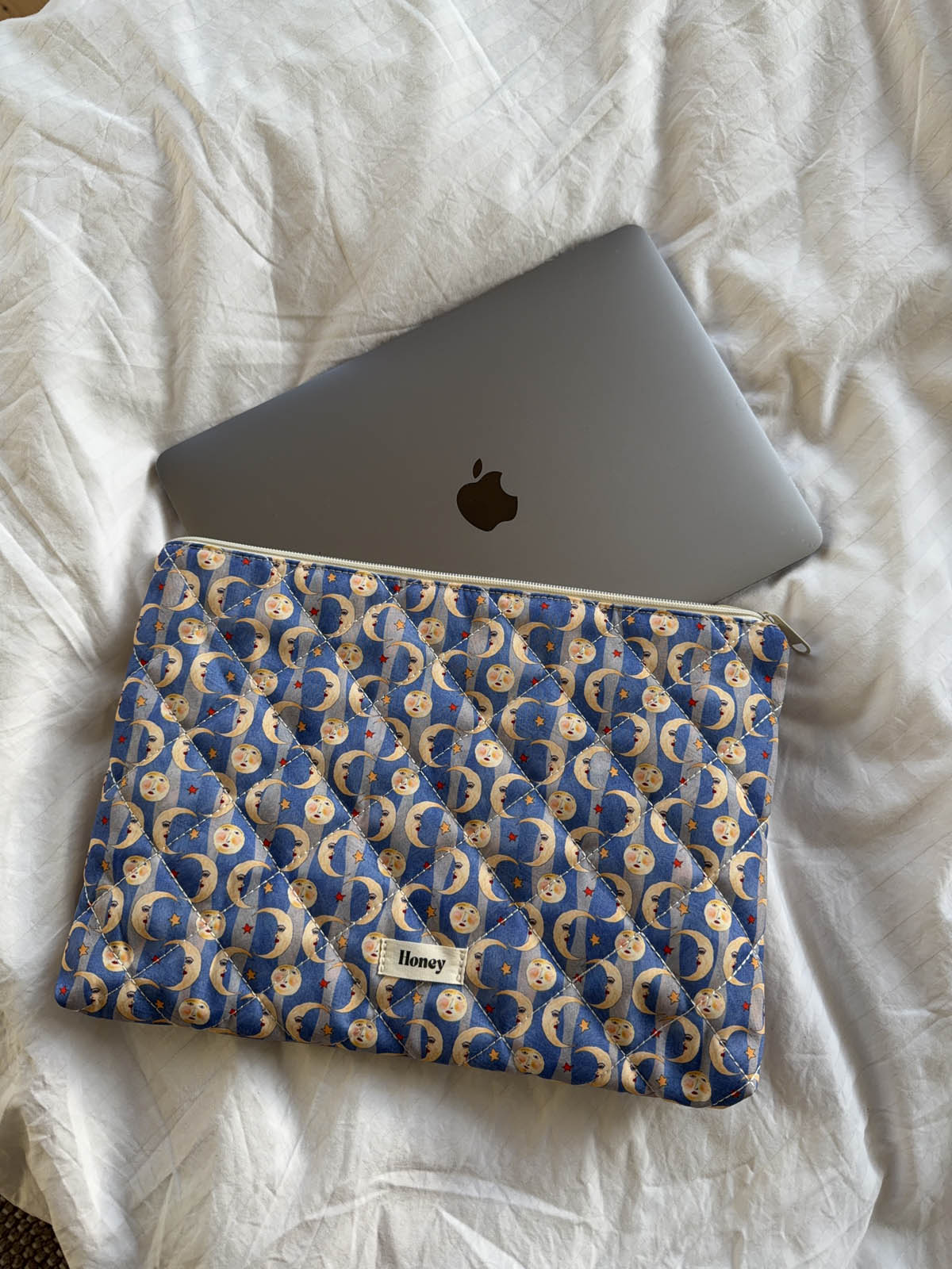 Honey computer sleeve with moon print – Blue/yellow – Designbysi.se